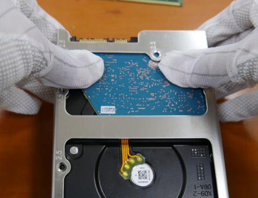 How to replace the HDDs in the DIVAR IP all-in-one 7000 (gen4)?